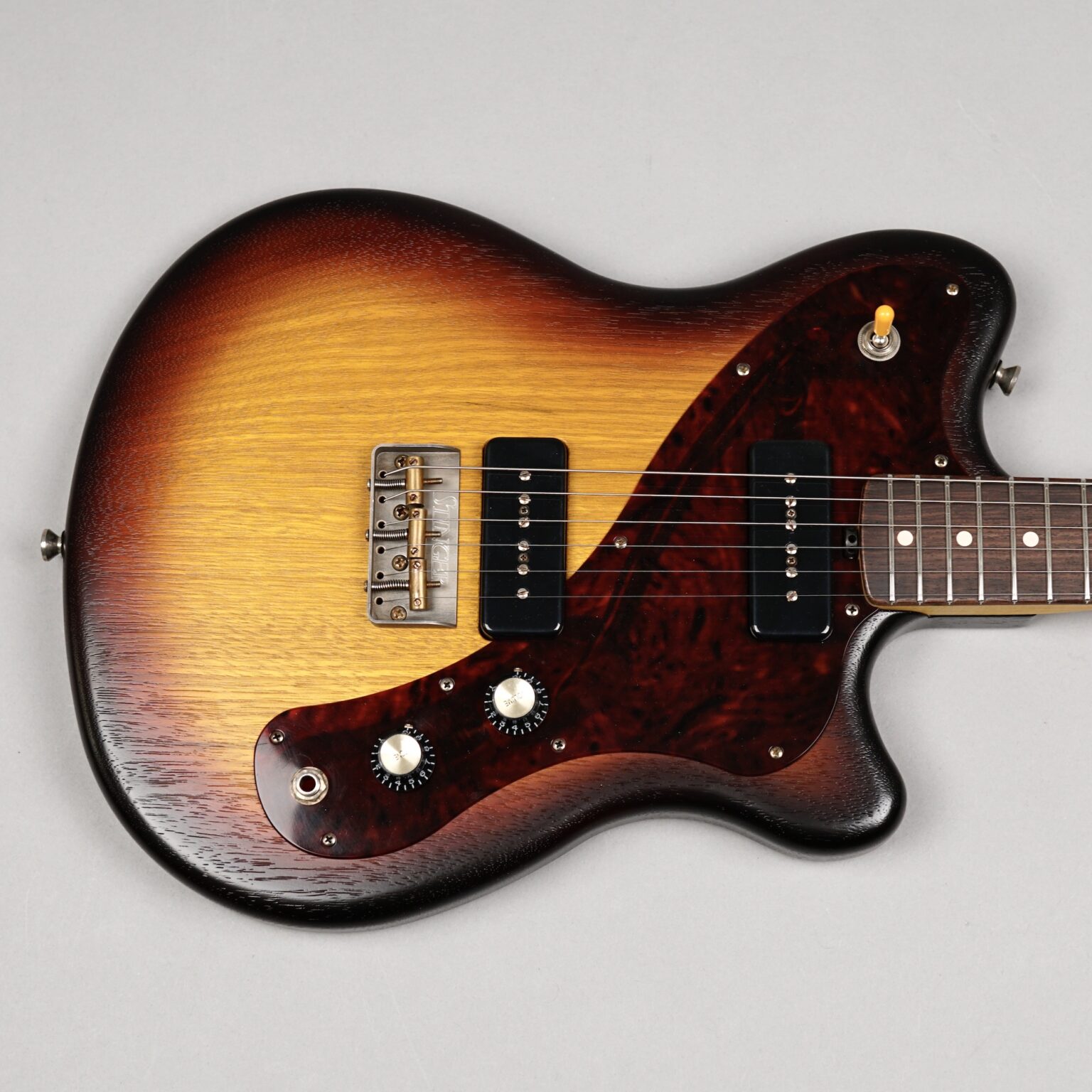 Three Tone Sunburst › Lead Guitars