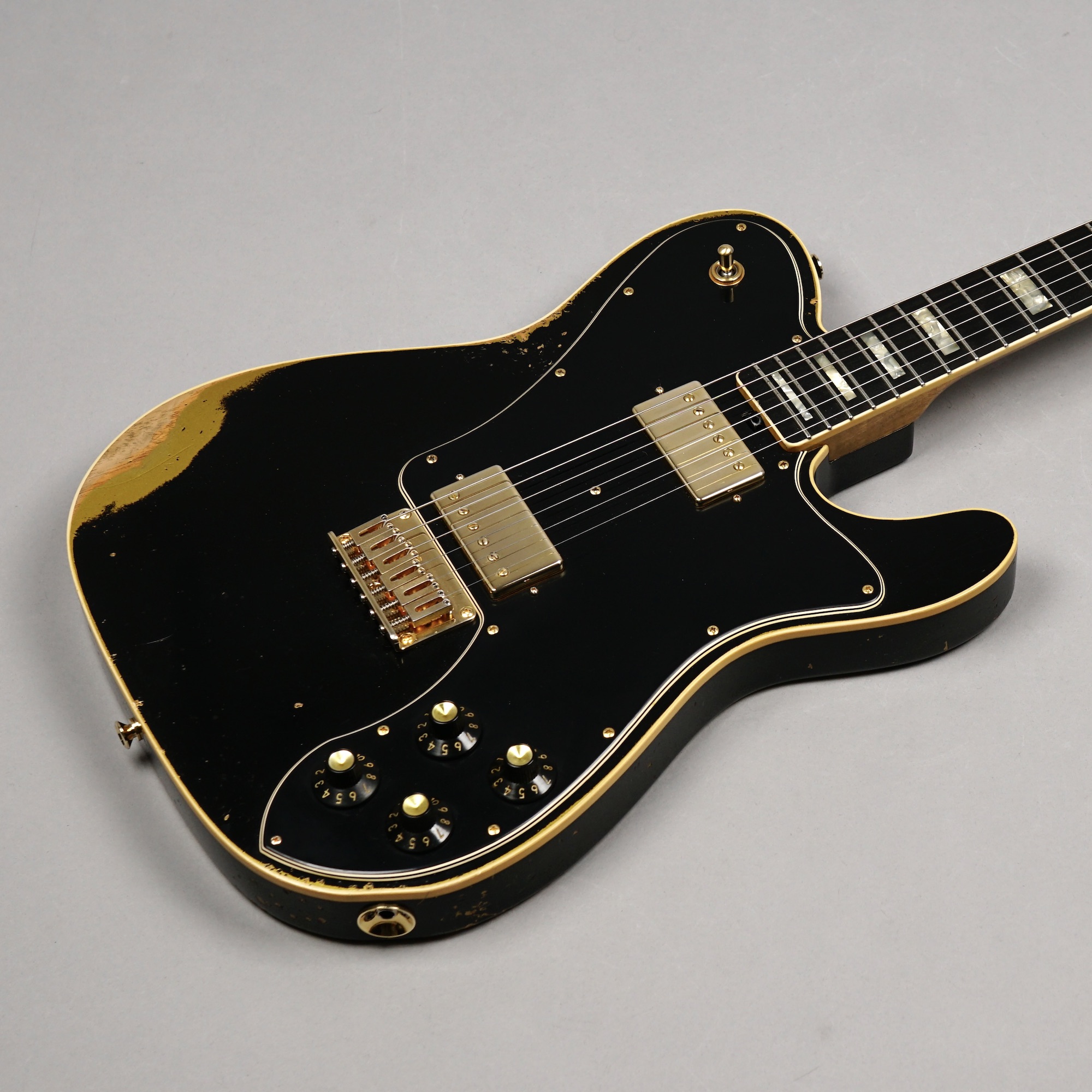 Shabat Guitars: Lion Deluxe „Black Over Gold“ (Mahogany Body) › Lead ...